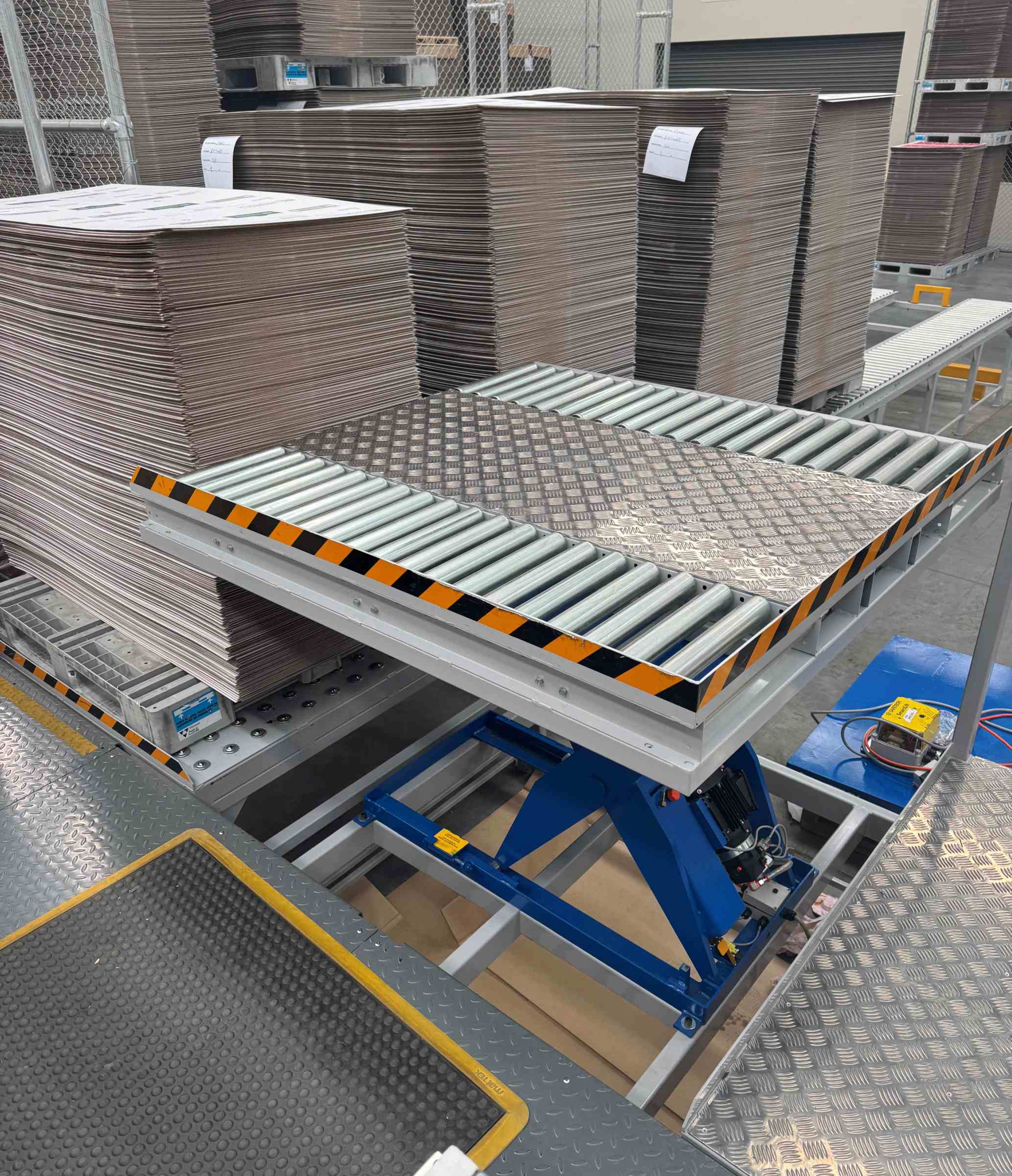 Lift table with conveyor in up position - Safetech